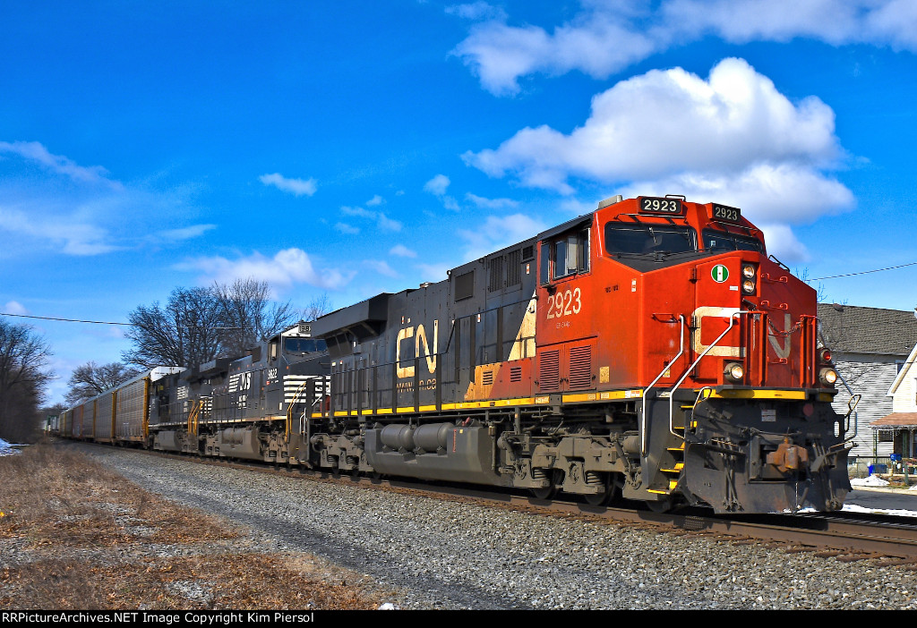 CN 2923 NS Train 212